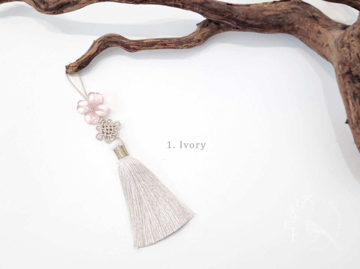 Pure Four Leaf Tassel Norigae (3 Colors) – Joteta Korean Online Shop