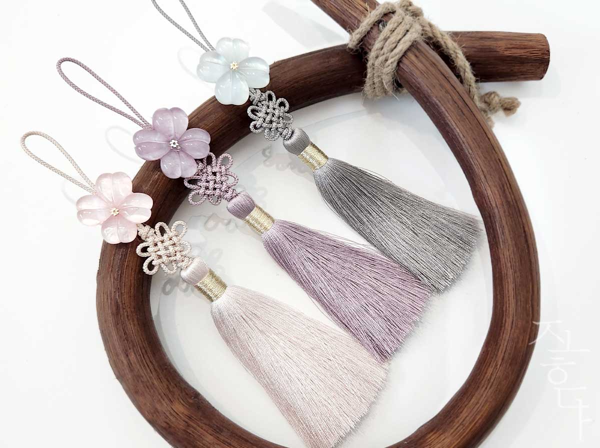Pure Four Leaf Tassel Norigae (3 Colors) – Joteta Korean Online Shop