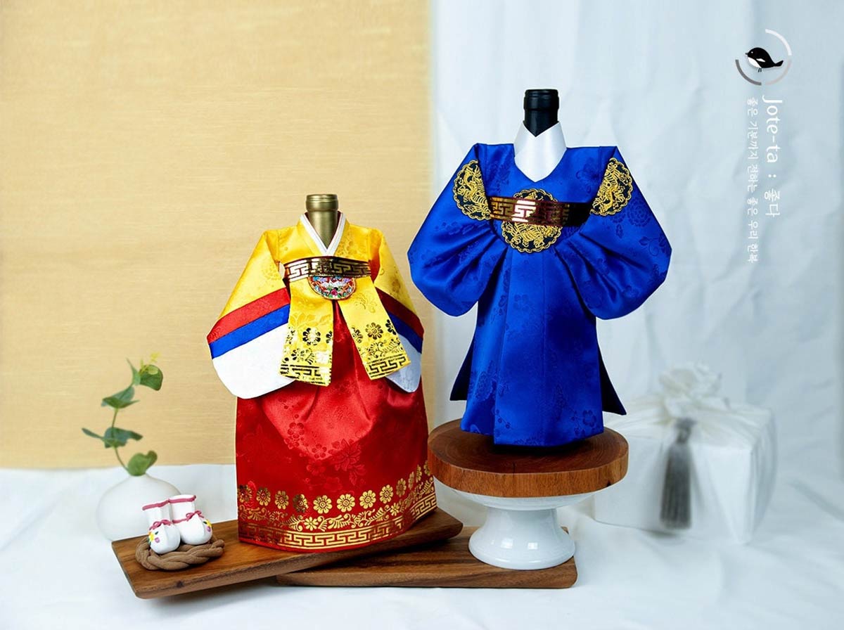 Korean Traditional Cloth Hanbok Themed Wine Cover Set – Joteta Korean ...