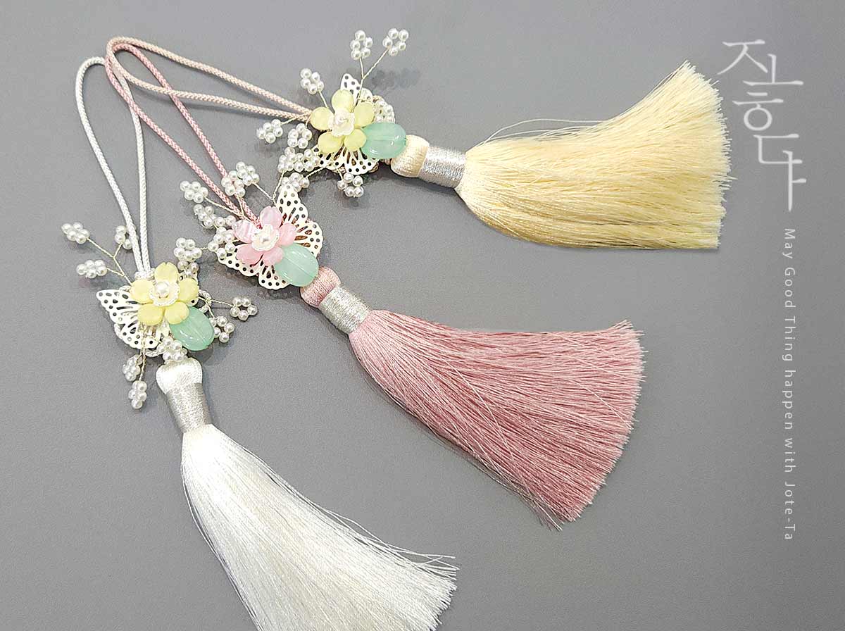 Flower on Butterfly Norigae (3 Colors) – Joteta Korean Online Shop