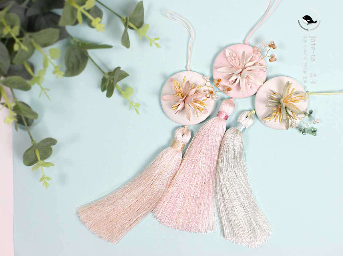 Flower on Circle Norigae (3 Colors) – Joteta Korean Online Shop